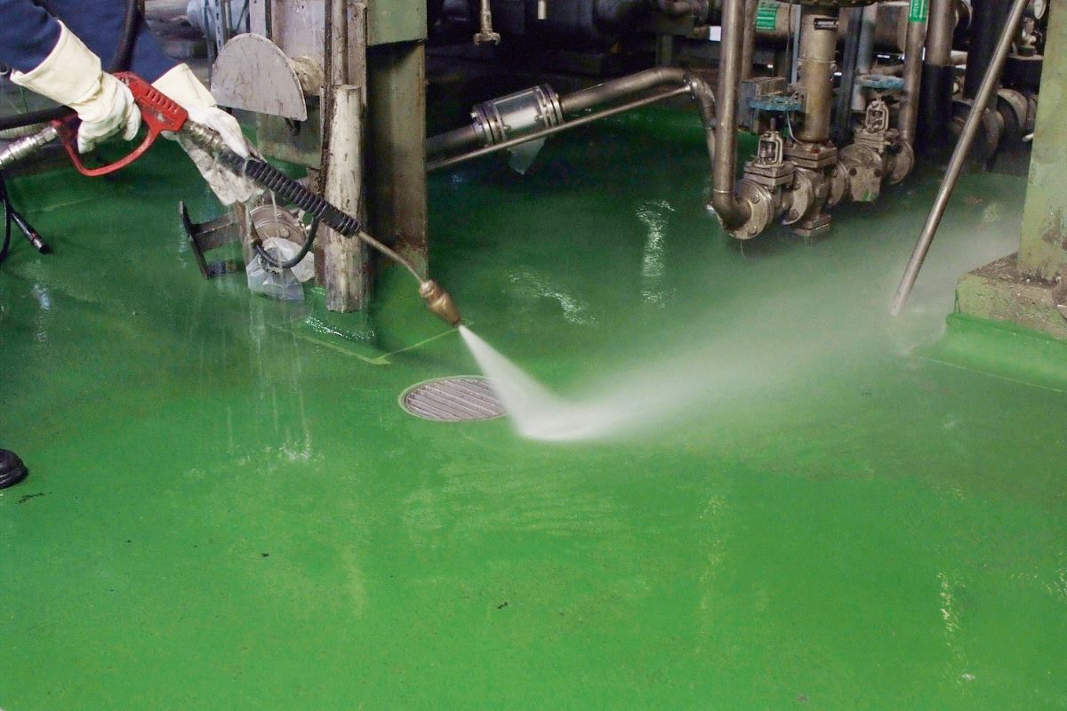 適用於重載區域的導電型 PU/水泥混合地坪塗層 - MC-Bauchemie